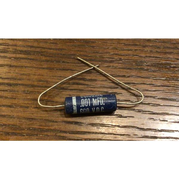 ひと味違う個性が光るハイクオリティコンデンサ。Wax、プラスチックタイプともに良質な音。バイト感がBumble Bee、Tigerと同じ位強いが、若干高音方向にバイト感があるのが特徴。丸い音質のギター等ではSpragueよりもこちらの方が抜...