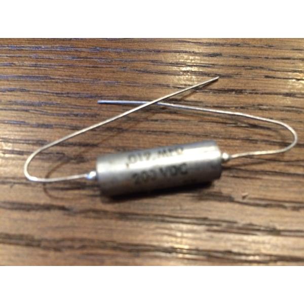 Spragueよりもカラッと明るいハイクオリティコンデンサ。Cornell シリーズ※Black Cat : スタンダードなバイト感、レンジが低音まで広く、枯れた感じが強い。※Greenie : Black Catと似ているが、若干バイト感...