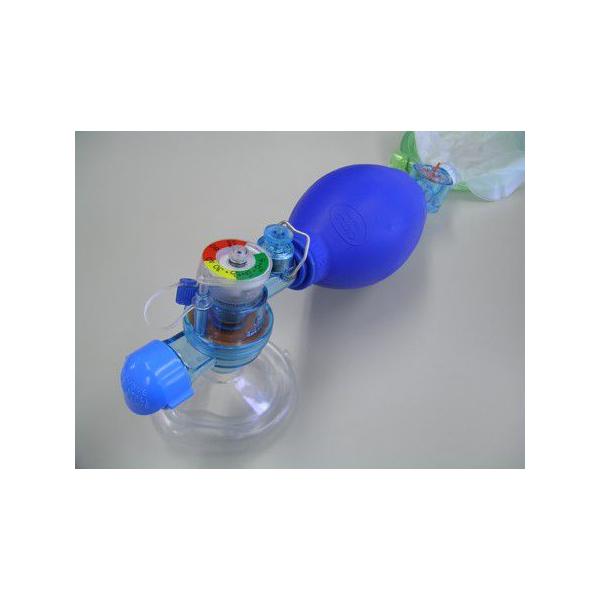 米国マーキュリーメディカル社製の小児用手動式蘇生バッグにはさらにデリケートな小児の蘇生を対象とするために成人用と同じ気道内圧計（マノメータ）に加え圧解放弁（リリーフ弁）を標準装備しています。初めてお使いになる際にでも簡単に回路内圧を読み取れ...