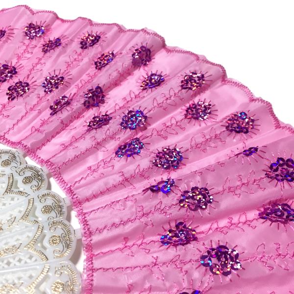 キラキラ光るレッド系のスパンコールと孔雀の羽根模様の刺繍がエスニック感たっぷりのゴージャスな扇子です。どうせ持つなら自分の個性を表現してくれる扇子が良い。だけど自分にぴったりの扇子が見つけられなくて…というアナタに！ベリーダンスやフラメンコ...