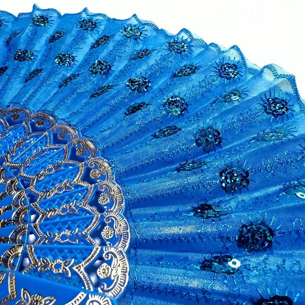 見る角度によってはブルー〜青緑〜緑系にキラキラ光るミステリアスなスパンコールと孔雀の羽根模様の刺繍がエスニック感たっぷりのゴージャスな扇子です。どうせ持つなら自分の個性を表現してくれる扇子が良い。だけど自分にぴったりの扇子が見つけられなくて...