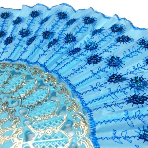 見る角度によってはブルー〜青緑〜緑系にキラキラ光るミステリアスなスパンコールと孔雀の羽根模様の刺繍がエスニック感たっぷりのゴージャスな扇子です。どうせ持つなら自分の個性を表現してくれる扇子が良い。だけど自分にぴったりの扇子が見つけられなくて...