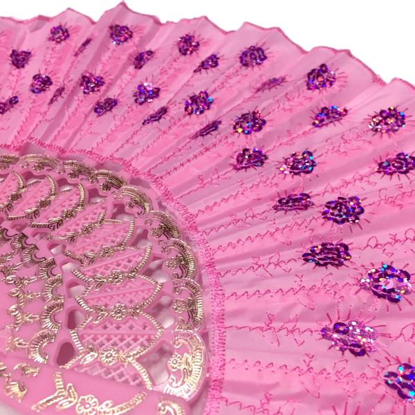 見る角度によってはピンク〜パープル〜レッド系にキラキラ光るミステリアスなスパンコールと孔雀の羽根模様の刺繍がエスニック感たっぷりのゴージャスな扇子です。どうせ持つなら自分の個性を表現してくれる扇子が良い。だけど自分にぴったりの扇子が見つけら...