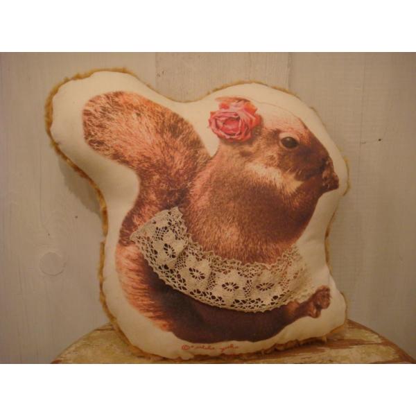 サイズ タテ32cm ヨコ24cm 厚み8cm材質 表地:コットン、裏地：フェイクファー、中身：ポリエステル商品説明 オリジナルの可愛い動物達がプリントされた布地で、ひとつ１つ手作りされたクッションは、可愛いだけではなく存在感も抜群です。 ...