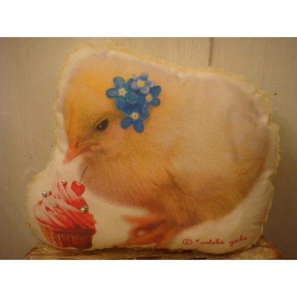 サイズ タテ32cm ヨコ33cm 厚み11cm材質 表地:コットン、裏地：フェイクファー、中身：ポリエステル商品説明 オリジナルの可愛い動物達がプリントされた布地で、ひとつ１つ手作りされたクッションは、可愛いだけではなく存在感も抜群です。...