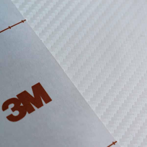 内装用として最高ブランドの3Mルノンダイノックフィルムです。海外メーカーの汎用品よりも耐久性・接着性・作業性など、全ての面でスペックが高く、価格差があってもこちらをリピートされるお客様がほとんどです。塩化ビニール製の薄いシートの裏が粘着面に...