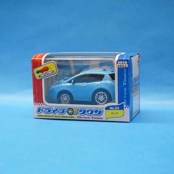 車を手で持ち、後ろへ引いてから手をはなすと走るプルバック走行するんです。対象年齢：3歳以上新品ですが、店頭併売品のため、箱・ビニールに傷等ある場合もございますので、その際はご容赦ください。