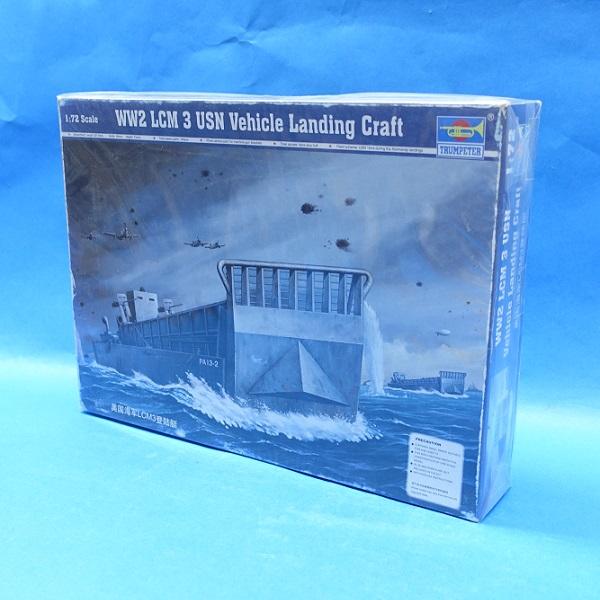 プラスティック組み立てキットです。組立には、別売りの工具・接着材・塗料等が必要です。新品ですが、箱にキズややつれ、破れ等かなりございます。店頭併売品です、最後のお一つになりますため売り切れの際はご容赦ください。通常と送料が異なります。