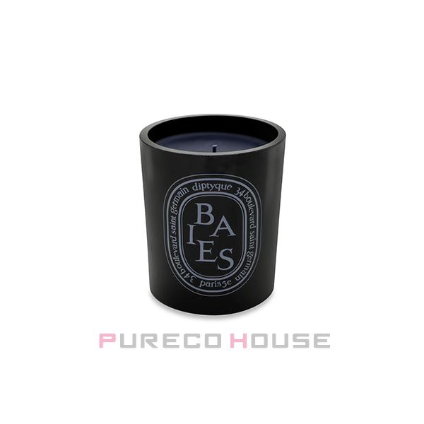 色付き吹きガラスの器がこのキャンドルの炎をあらわにします。 摘み取ったばかりのカシスの実（baies）の青みのあるアクセントが、瑞々しいローズ（roses）のほのかにスパイシーなフローラルノートを引き立てます。それは素晴らしい夏の日に花と葉...