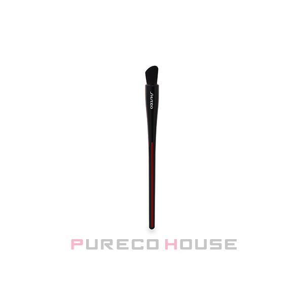 目もとにしっかりとフィットする、丸みをもった斜め形状のアイカラーブラシです。クリーム、パウダー、ジェルタイプのアイカラーを美しくなじませ、目もとを立体的に仕上げます。熊野の技術を用いた筆職人による手づくりです。肌触りにこだわった人工毛を使用...