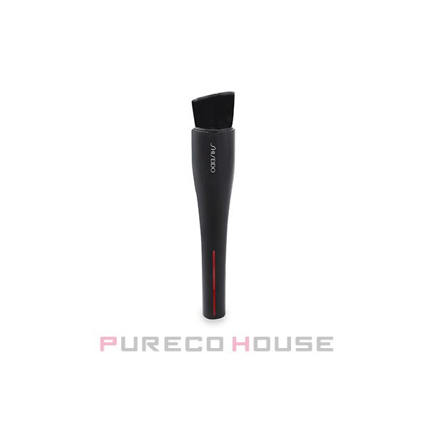 斜めカットで細かな小回りもきく、多才なファンデーションブラシです。リキッド、クリーム、パウダー、クッションと、すべてのファンデーションに使用でき、パーフェクトな肌に仕上げます。熊野の技術を用いた筆職人による手作りです。肌触りにこだわった人工...