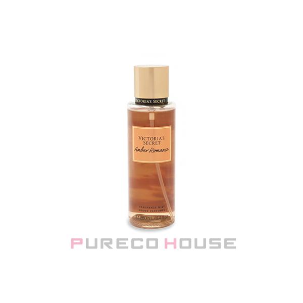 世界的に有名なランジェリーブランド、ヴィクトリア・シークレットのフレグランスミストです。【香り】：Amber Romance (アンバー ロマンス)ウォームトーンのブラックチェリーやカスタードをリッチなバニラ、サンダルウッドにミックスしたウ...