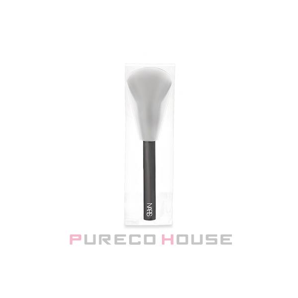 ドーム型のブラシは、プロのようにすっとブラッシュをスワイプしてのせるのに最適で、エフォートレスかつスムースにぼかすことができます。微細なつや、立体的な仕上がり、明るい肌やリフトアップを実現します。【使用方法】ブラシが汚れるとつきにくくなりま...