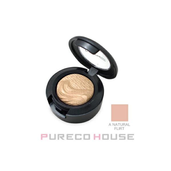 クリーム製品のなめらかさと、リキッド製品のブレンドのしやすさ、そしてパウダーの仕上がりを兼ね備えたモダンでハイブリッドなフォーミュラのアイシャドウ。色持ちが良く、光を鮮やかに反射し、輝きのある立体的な目元を演出。シアーなクリスタル ライトか...