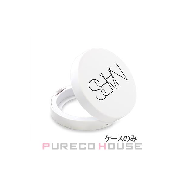 ライトリフレクティングセラムクッションファンデーションの専用ケースです。スタイリッシュなホワイトのボディにミラーが付き、日中のお直しにも便利です。別売りのクッションファンデーションのレフィルをセットしてお使いください。