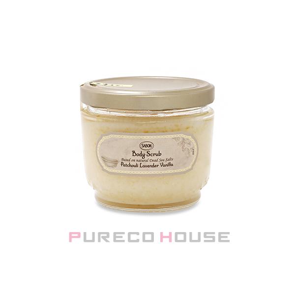 素肌美と五感を目覚めさせるソルト-イン-オイルのボディスクラブです。【香り】Patchouli Labender Vanilla (パチョリ ラベンダー バニラ)甘く魅惑的なオリエンタルノート。エキゾティックで神秘的な世界へ。■トップ：ラベ...