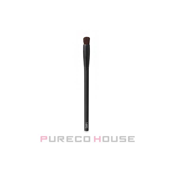 クリームタイプのコンプレクションアイテムに適したブラシ。プロのように巧みに塗布、重ね付け、ブレンドでき、エアーブラシでぼかしたようなスムースな仕上がりをもたらします。気になる部分や目の下のクマのカバーにも最適です。【使用方法】ブラシが汚れる...