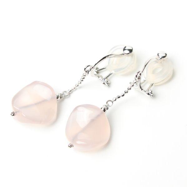 ローズクォーツ イヤリング素材 :  ローズクォーツ（はなびら）シルバー925（ ロジウムコーティング） ブランド :  Siesta -シエスタ- アイテム :  イヤリング 加工 :  イヤリング金具：シルバー925（ ロジウムコーティ...