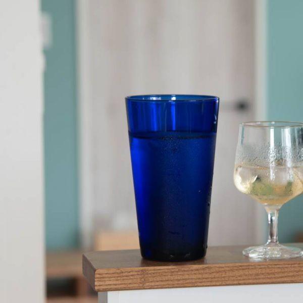 アメリカンレトロなたっぷり入るトールタンブラーです。ビールグラスとしても活躍してくれそうなサイズ感ですね♪つるりと滑らかな形状がスタイリッシュな雰囲気です。■商品名　LIBBEY(リビー) コバルトブルー  タンブラー(ビールグラス)■おす...