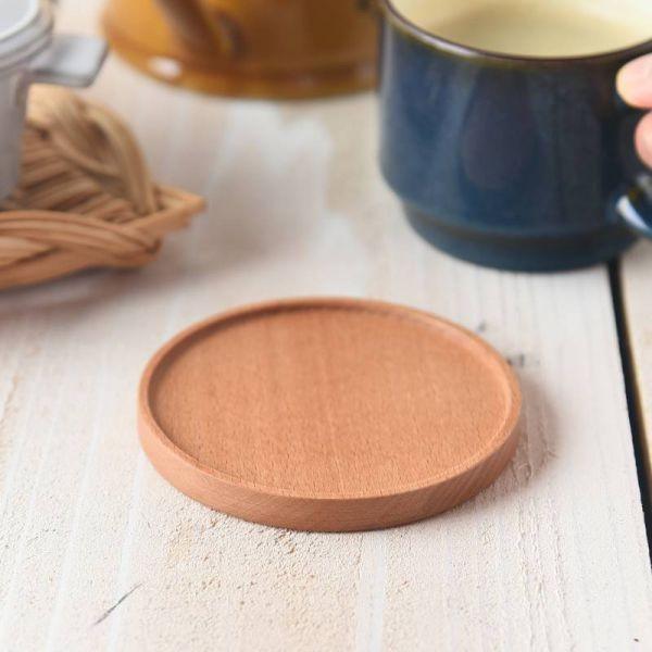 蓋にも菓子皿にもなる穏やかな風合いのコースター。一つあればいろいろ使える、さらっと気持ちの良い触り心地のコースターです。※天然素材のため色合い等に差が出たり、ガタつきがある場合がございます。予めご了承くださいませ。■商品名　木のコースターラ...
