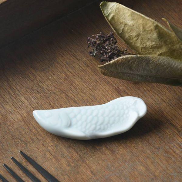 鯨・アロワナ・ナポレオンフィッシュ・ベタ。精緻な造形やレリーフで作りこまれた魚たちは箸置、そしてカトラリーレストとしてテーブルの上を自由気ままに泳ぎまわります。爽やかな青磁がとても似合うシリーズ。■商品名　深山(miyama.) water...