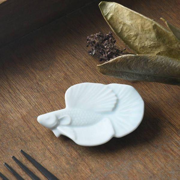 鯨・アロワナ・ナポレオンフィッシュ・ベタ。精緻な造形やレリーフで作りこまれた魚たちは箸置、そしてカトラリーレストとしてテーブルの上を自由気ままに泳ぎまわります。爽やかな青磁がとても似合うシリーズ。■商品名　深山(miyama.) water...