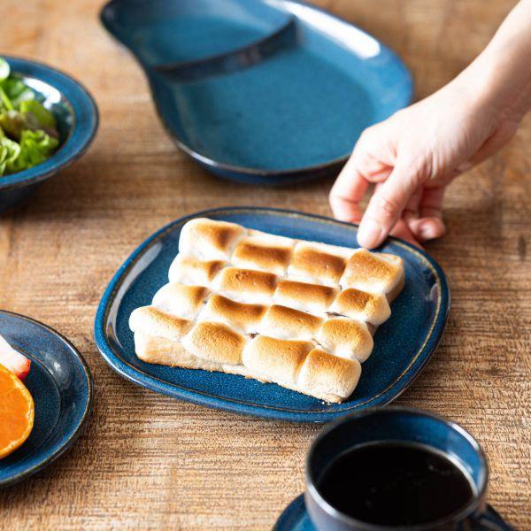 つぶつぶは焼き立てのトーストのサクサク感を長持ちさせる役わり。お皿とパンの間に隙間を作って湿気を逃して、というもくろみです。デザインのアクセントにもなっているので、トーストに限らず取り皿にしてもかわいいデザインです。※製造工程上避けられない...