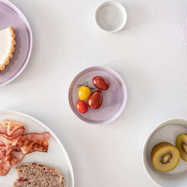 フィランド語で「自然」という意味をもつ、ルオント。人の手でつくられたような自然な丸みをおびるうつわに、北欧の空模様をイメージしたカラーを施しました。『自然にできるもの』というコンセプトから、『濃淡＝うつわが持っている味』をそのまま生かしたシ...