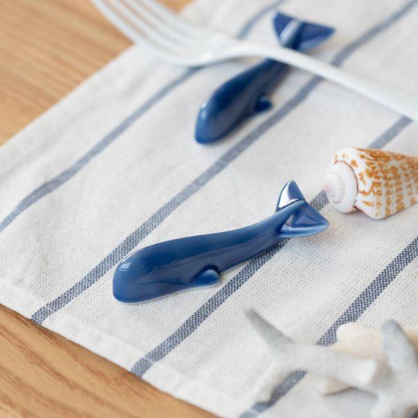 鯨・アロワナ・ナポレオンフィッシュ・ベタ。精緻な造形やレリーフで作りこまれた魚たちは箸置、そしてカトラリーレストとしてテーブルの上を自由気ままに泳ぎまわります。■商品名　深山 waterline-ウォーターライン- Whale kids く...