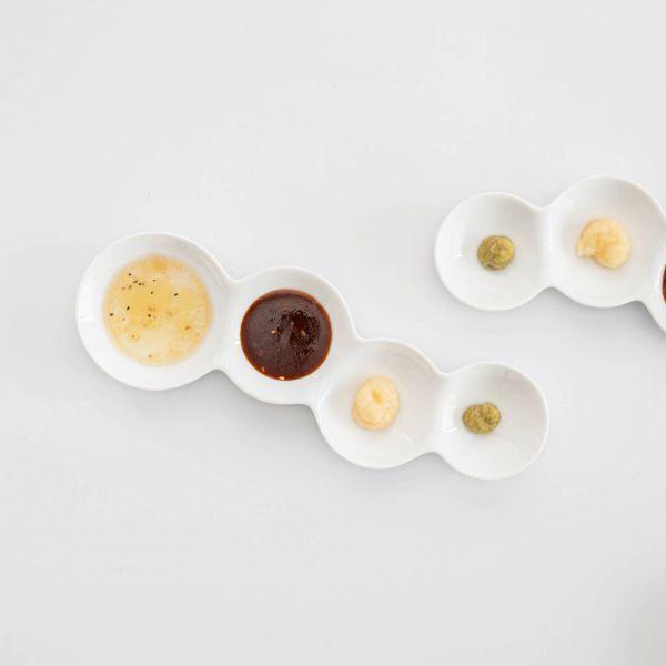 重なり合うシャボン玉が作り出す、優しくも洗練されたカタチの器のシリーズです。偶然が生んだ自然のリズムを、3種類の仕切り皿に表現しました。想像力をかきたてる様々な使い方は、食の可能性を引き出してくれます。ムラタ・チアキプロダクトデザイナーと共...