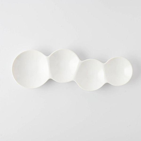 重なり合うシャボン玉が作り出す、優しくも洗練されたカタチの器のシリーズです。偶然が生んだ自然のリズムを、3種類の仕切り皿に表現しました。想像力をかきたてる様々な使い方は、食の可能性を引き出してくれます。ムラタ・チアキプロダクトデザイナーと共...