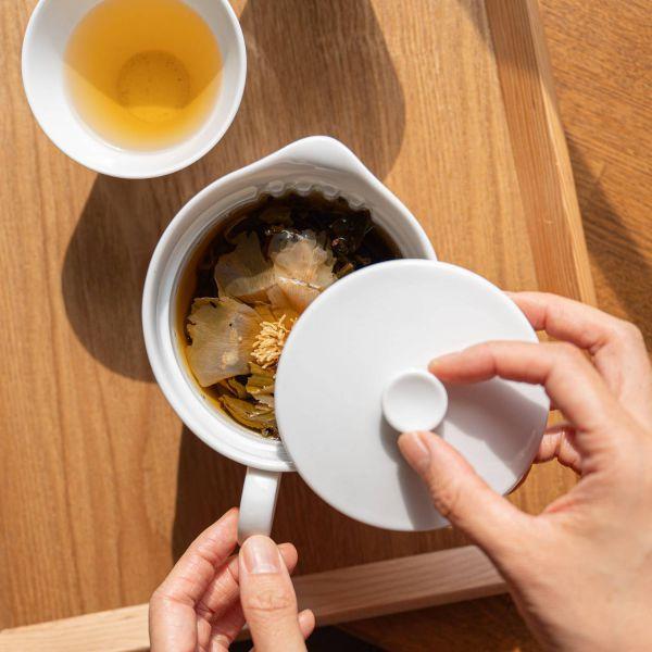 岐阜県の日本茶産地『白川茶』の茶商『菊ノ園』さんと共に開発した、日本茶を丁寧に、でもお手軽に楽しむための茶器『茶白』シリーズ。たっぷりゆっくりお茶を楽しめる、250ccサイズのポット（白磁・青白磁）が新たに登場しました！ポットの丸い形は茶葉...