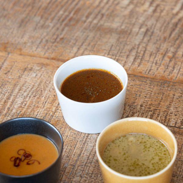 カレーを美味しく食べられるうつわって、どんなうつわなんだろう？食器を購入する際、何を食べるか、どんな風に食べるか、を基準に選ぶ方が多いのではないでしょうか。おうちで食べる料理の中で人気が高く、食べる頻度も高いもの…ズバリ、それはカレーなので...