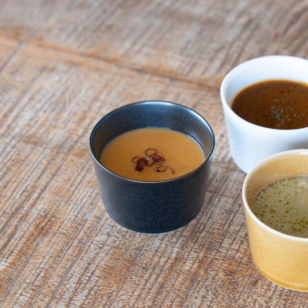カレーを美味しく食べられるうつわって、どんなうつわなんだろう？食器を購入する際、何を食べるか、どんな風に食べるか、を基準に選ぶ方が多いのではないでしょうか。おうちで食べる料理の中で人気が高く、食べる頻度も高いもの…ズバリ、それはカレーなので...
