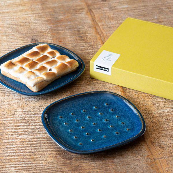 ギフトにピッタリな２枚セット♪つぶつぶは焼き立てのトーストのサクサク感を長持ちさせる役わり。お皿とパンの間に隙間を作って湿気を逃して、というもくろみです。デザインのアクセントにもなっているので、トーストに限らず取り皿にしてもかわいいデザイン...