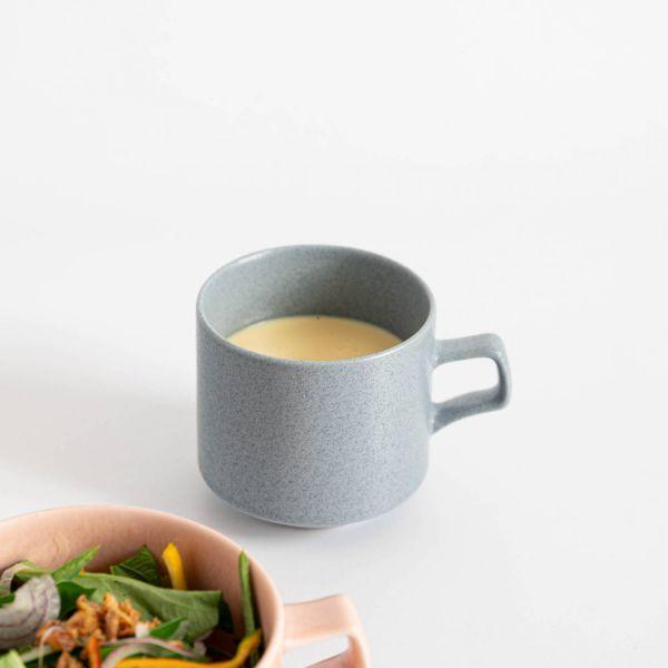 淡く『うららか』な優しい色合いが印象的なシリーズ。スッキリフラットなかたちが、空間をスタイリッシュにまとめてくれます。コーヒーやスープ他、デザートカップなど多様に使えるマグカップ。同シリーズのプレートと合わせて使うとカフェ風ランチの出来上が...