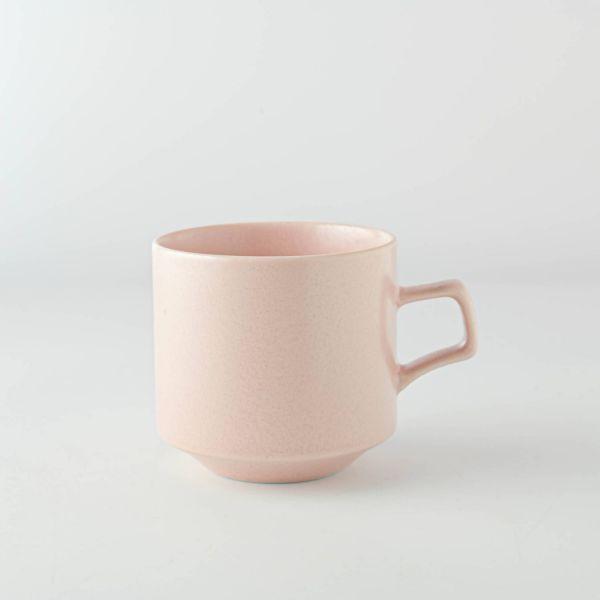 淡く『うららか』な優しい色合いが印象的なシリーズ。スッキリフラットなかたちが、空間をスタイリッシュにまとめてくれます。コーヒーやスープ他、デザートカップなど多様に使えるマグカップ。同シリーズのプレートと合わせて使うとカフェ風ランチの出来上が...