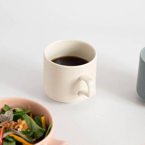 淡く『うららか』な優しい色合いが印象的なシリーズ。スッキリフラットなかたちが、空間をスタイリッシュにまとめてくれます。コーヒーやスープ他、デザートカップなど多様に使えるマグカップ。同シリーズのプレートと合わせて使うとカフェ風ランチの出来上が...