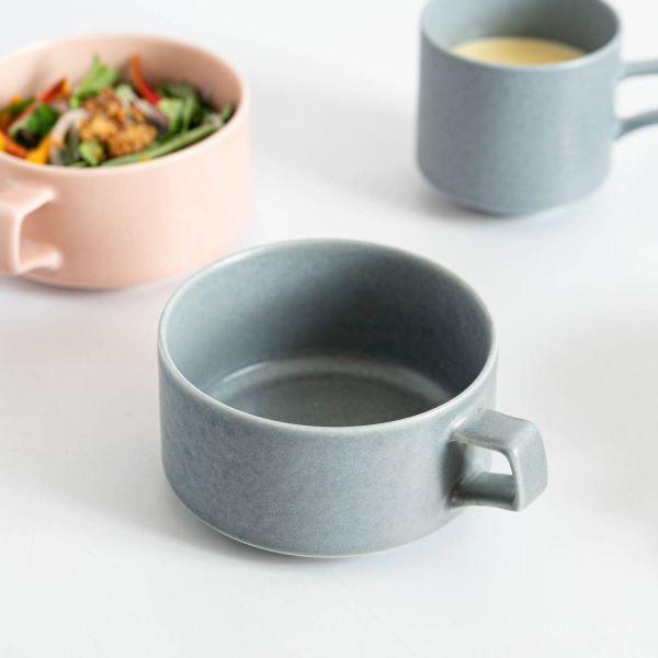 淡く『うららか』な優しい色合いが印象的なシリーズ。スッキリフラットなかたちが、空間をスタイリッシュにまとめてくれます。コーヒーやスープ他、サラダボウルなど多様に使えるスープカップ。同シリーズのプレートと合わせて使うとカフェ風ランチの出来上が...