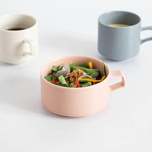 淡く『うららか』な優しい色合いが印象的なシリーズ。スッキリフラットなかたちが、空間をスタイリッシュにまとめてくれます。コーヒーやスープ他、サラダボウルなど多様に使えるスープカップ。同シリーズのプレートと合わせて使うとカフェ風ランチの出来上が...