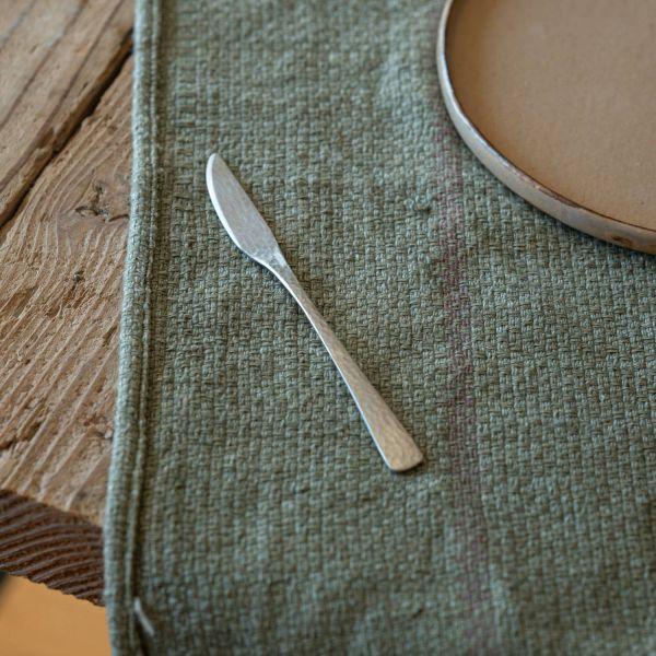 槌目が美しい和風カトラリーシリーズ。和風メニューにぴったりなデザインですが、意外と洋風メニューにも合います。重厚感のあるデザインのカトラリーです。■商品名　佐藤金属興業 SALUS なごみ槌目和風カトラリー 和楊枝■おすすめ用途　楊枝、和楊...