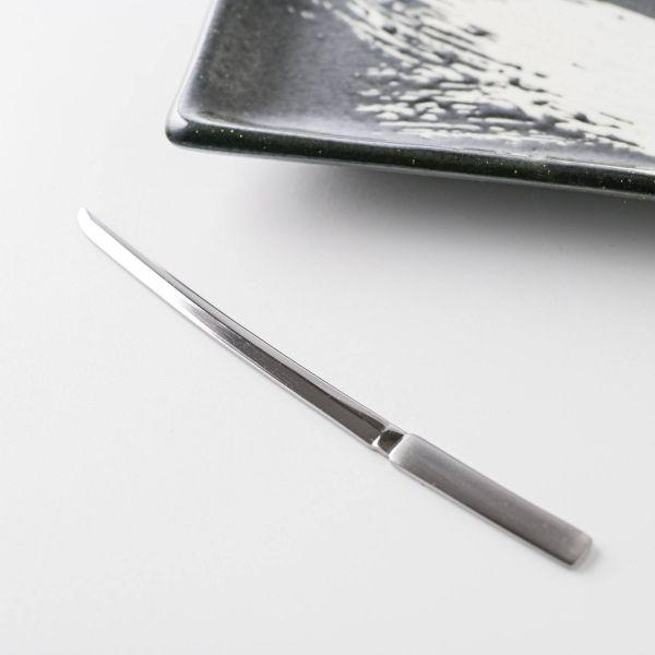 日本刀でお菓子を切っちゃうという何とも面白グッズです。面白いながらも、本場新潟燕市の職人により、手磨きで仕上げられた細部までこだわりの詰まったアイテム。お菓子は切れますが、手は切れません。ご安心を。こちらのアイテムは羊羹を切り分けるのに最適...