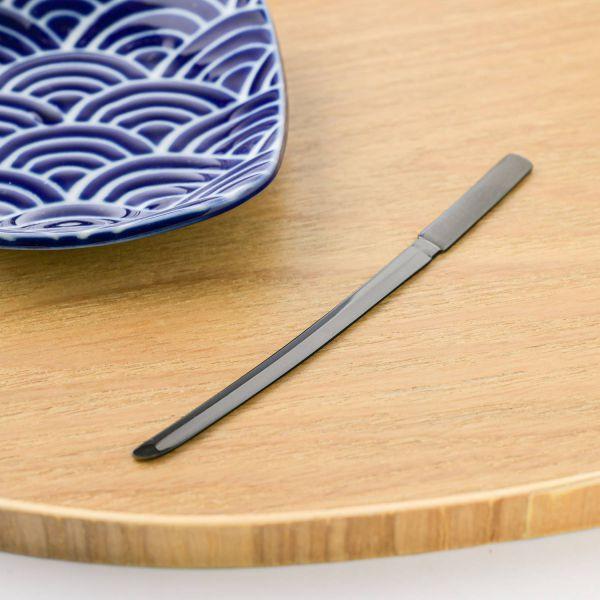 日本刀でお菓子を切っちゃうという何とも面白グッズです。面白いながらも、本場新潟燕市の職人により、手磨きで仕上げられた細部までこだわりの詰まったアイテム。お菓子は切れますが、手は切れません。ご安心を。クールなブラックカラーです。こちらのアイテ...