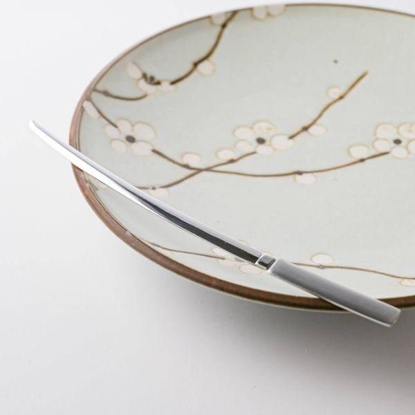 日本刀でお菓子を切っちゃうという何とも面白グッズです。面白いながらも、本場新潟燕市の職人により、手磨きで仕上げられた細部までこだわりの詰まったアイテム。お菓子は切れますが、手は切れません。ご安心を。こちらのアイテムは羊羹など和菓子の他、洋菓...