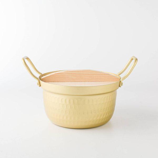 昔ながらの懐かしいアルミ鍋。たまには原点に戻って、素材の味わいをじっくりゆったり堪能するのもいいかも。普段の一人鍋も、インスタント麺も、あら不思議ちょっと特別なお料理に。キャンプやアウトドアのおともにしてもなんだか可愛い。【セイロと合わせて...