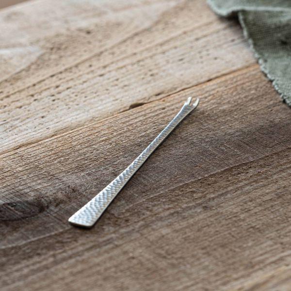 槌目が美しい和風カトラリーシリーズ。和風メニューにぴったりなデザインですが、意外と洋風メニューにも合います。重厚感のあるデザインのカトラリーです。■商品名　佐藤金属興業 SALUS なごみ槌目和風カトラリー カニフォーク■おすすめ用途　カニ...