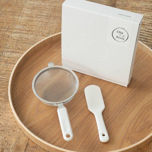 抹茶を点てる前のひと手間――それは、おいしさと美しさを引き出す大切な工程です。ステンレス製の茶こしは、抹茶のダマをなめらかに取り除き、点てやすく口あたりもやさしい一服を叶えてくれます。セットのヘラには、磁器製のしっとりとした美しさと、清潔に...