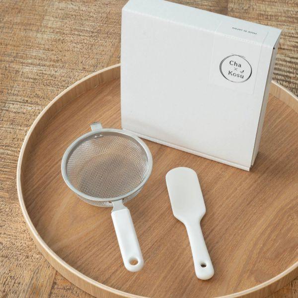 抹茶を点てる前のひと手間――それは、おいしさと美しさを引き出す大切な工程です。ステンレス製の茶こしは、抹茶のダマをなめらかに取り除き、点てやすく口あたりもやさしい一服を叶えてくれます。セットのヘラには、磁器製のしっとりとした美しさと、清潔に...