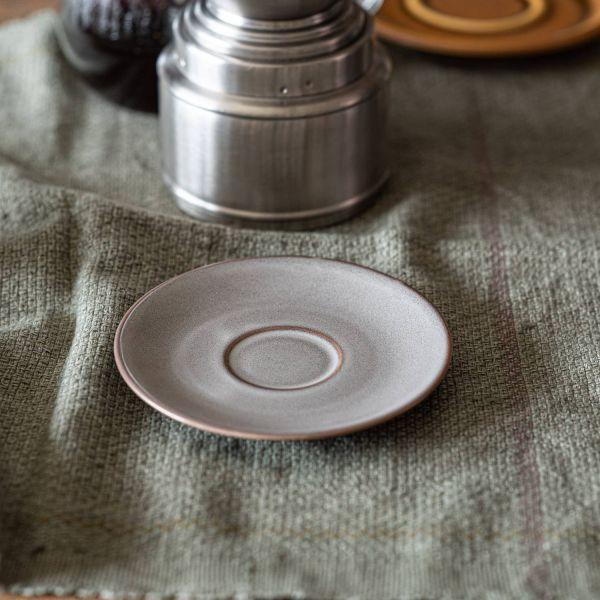 温かい気持ちで一日がはじまる…。ぽってり厚口で落ち着いたカラーのコーヒーシリーズ。ラテにカプチーノにエスプレッソ。シーンに応じて形状が選べる多彩なラインナップです。丈夫な作りなので、業務用食器としてもおすすめ。ボディはORIGAMIシリーズ...