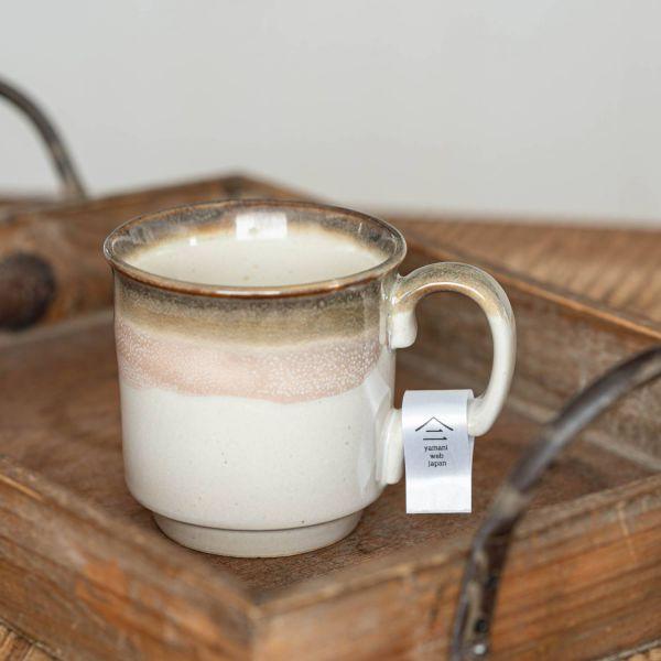 ひっくり返すとまるで水彩画のような尾根が美しいマグカップ。日本の穏やかな田舎の山々を模した、釉薬の滲みや流れが素敵です。心にそっと余韻が広がる、手に取るたび日本の美を感じるマグカップです。スタックができるので収納にも便利。指先に沿う、優雅な...